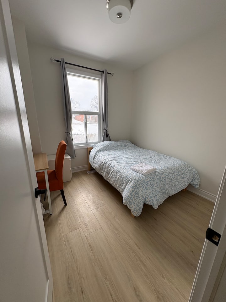Cozy Room With Private Washroom In Little Italy - Toronto