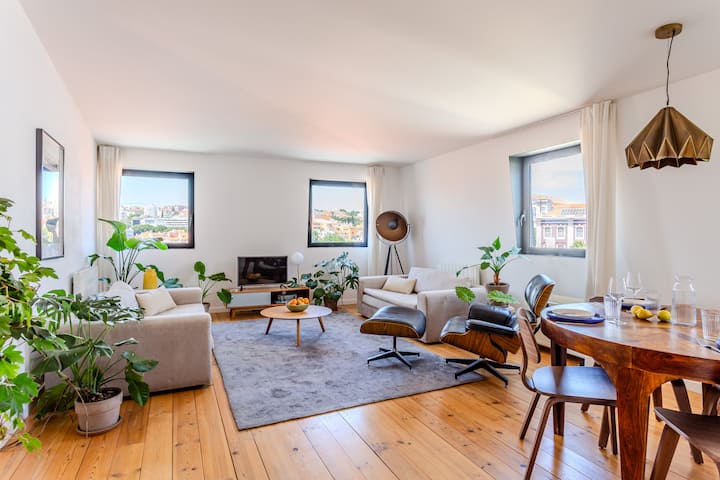 Quiet & Central Home W/ Stunning Views + Parking! - Avenidas Novas