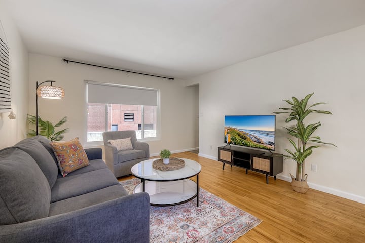 Walkable Hillcrest 2br | Explore And Dine - San Diego