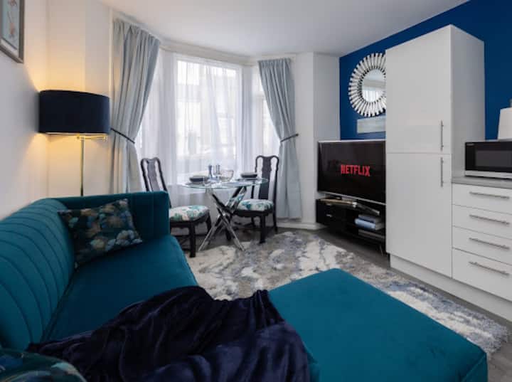 Snug Coastal Escape-modern-walk To Beach & Town - Broadstairs