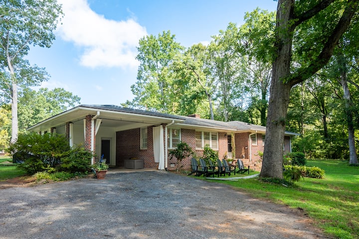 Tranquil 2 Acres W/brook Downtown Travelers Rest - Travelers Rest, SC