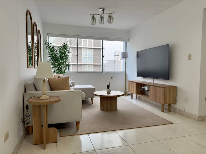 4 Br | 3 Ba | Av. Arequipa View | King Bed - Lima