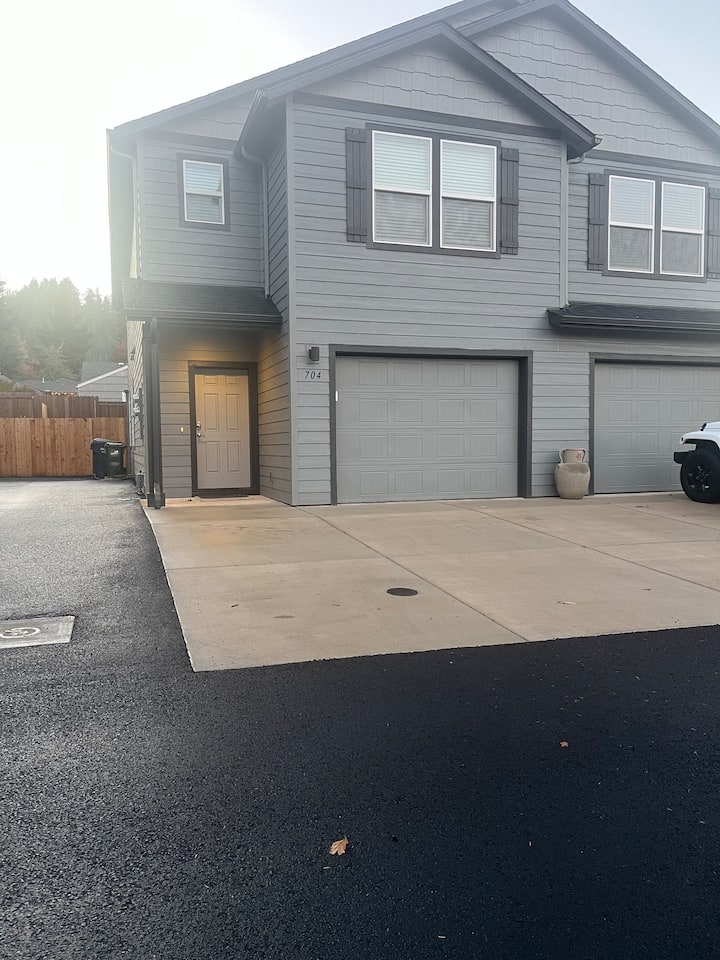 Cozy! Brand New Never Lived In 3-bedroom Duplex! - Fall Creek, OR