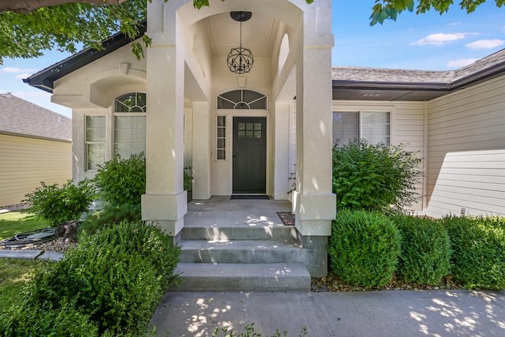 Luxury Home Near Canyon & Shopping. With Hot Tub - Twin Falls, ID