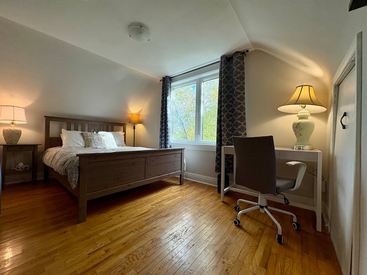Charming Apartment, Great Lighting - Oshawa