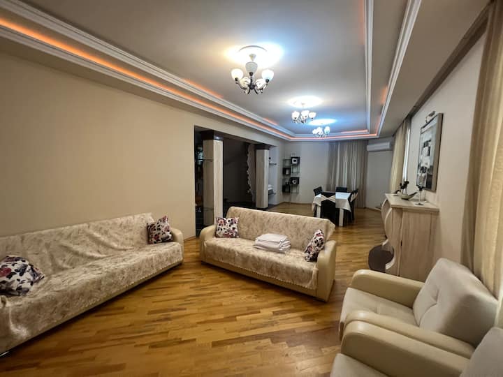 A Cozy Large 3-storey Villa - Baku