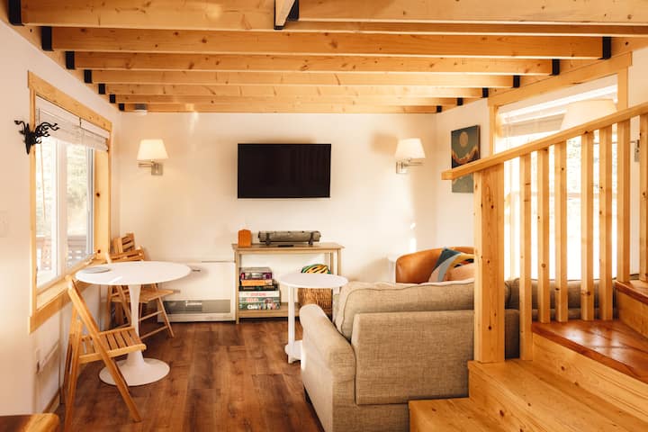 Cozy & Quiet Cabin Getaway – 2 Bedrooms - Homer, AK