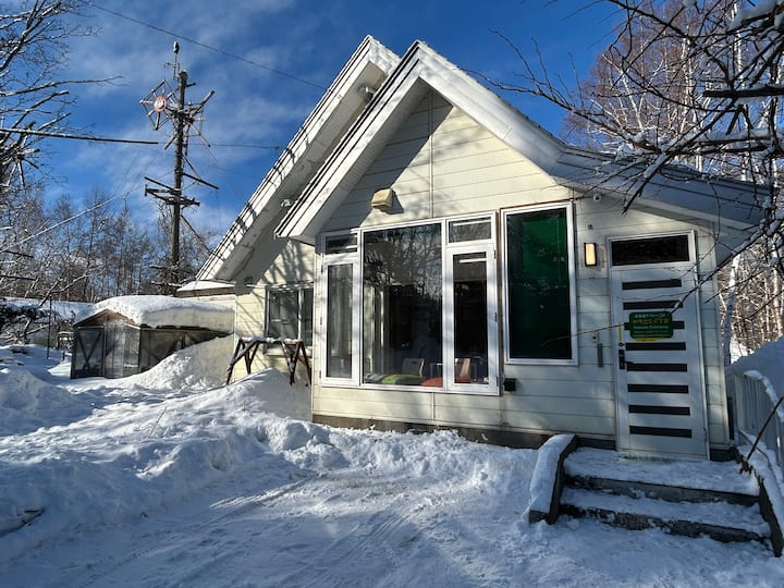 北海道の屈斜路湖と摩周湖の間、川湯温泉近郊にある温泉付き山荘の一棟貸しです。 - Hokkaido