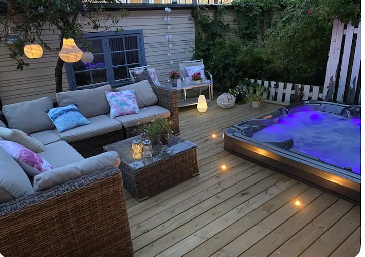 Great House With Luxurious Outdoor Hot Tub - Tyresö