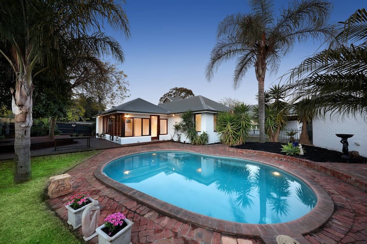 Pool • Large 5br Home • Bbq • 4 Car Parks •Central - Melbourne