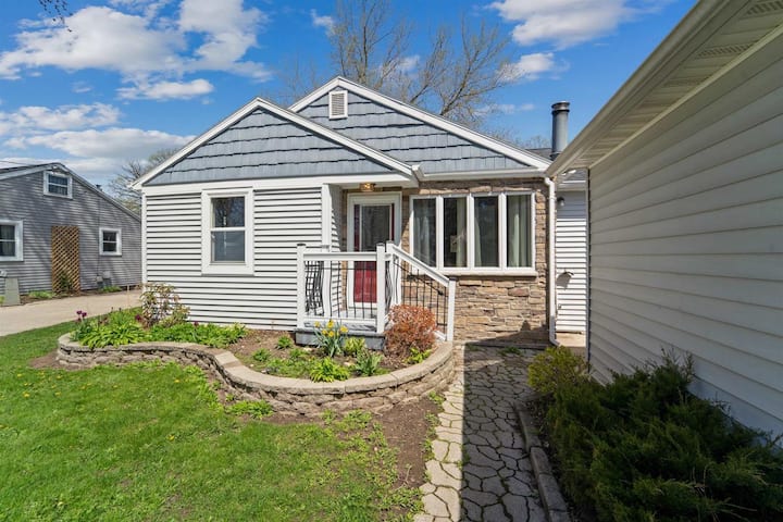 Cozy Two Bedroom Sennholz Ct - Oshkosh, WI