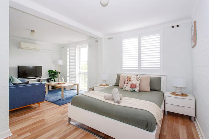 Elevated Escape | Walk To Cafés + Parking + Wifi - Perth