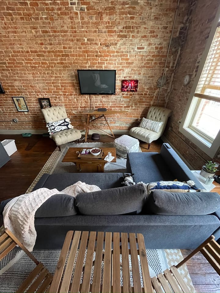 Chic Historic Downtown Loft - Jonesboro, AR