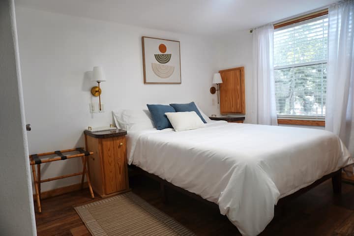 Tiny House, Lake Travis Getaway +Resort Amenities - Lakeway, TX