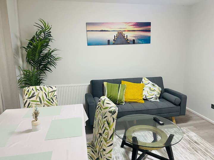 Modern 4 Bedroom House, Sleeps 10 With Parking - Salford