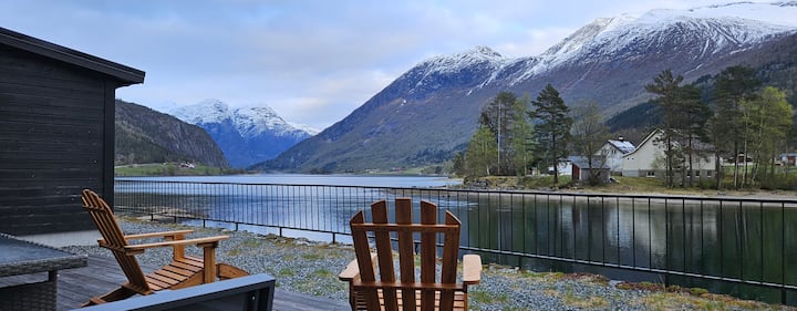 Lakeside Apartment With Breathtaking View - Loen