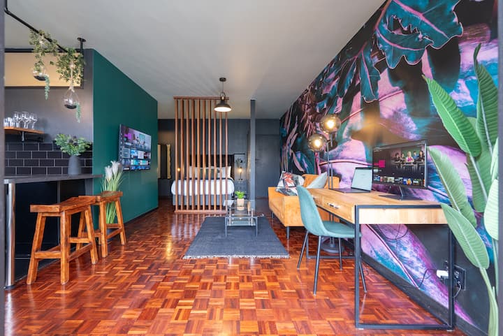 Colourful City Centre Studio With Balcony & Pool - Camps Bay