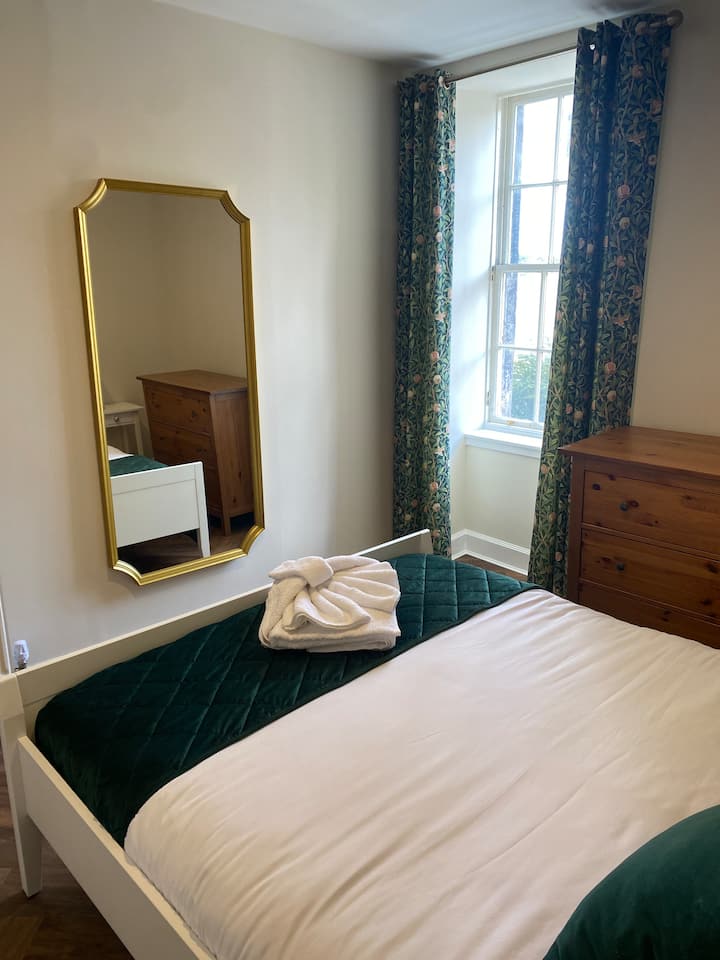 Royal Mile- Newly Refurbished 2 Bedroom Apartment. - 