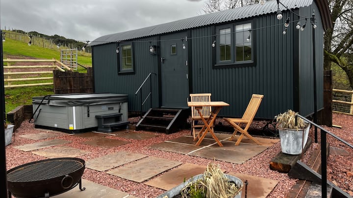 Hillside Shepherds Hut - Tinto - Biggar