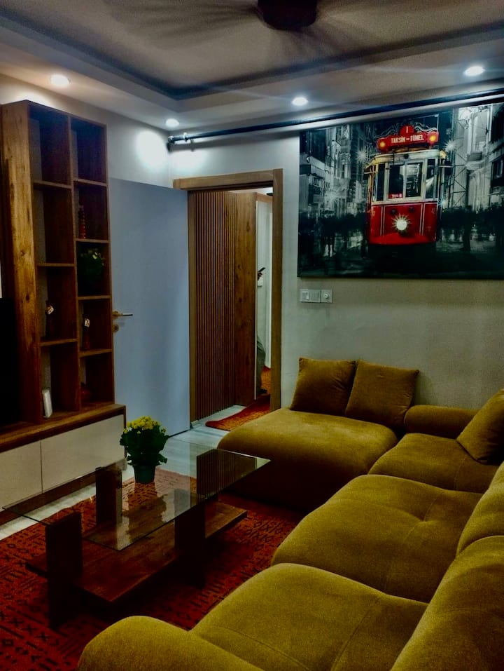 Modern, Centraly Located With Balcony - Van