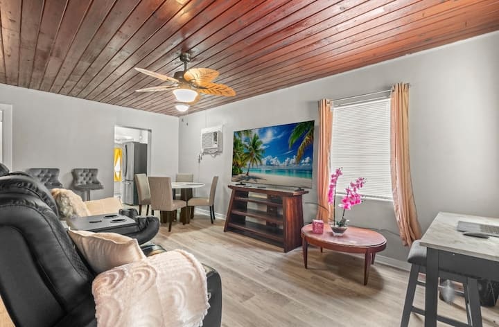 Exec 2br Duplex 1st Floor 85tv Fast Wifi Keyless - Jacksonville, FL