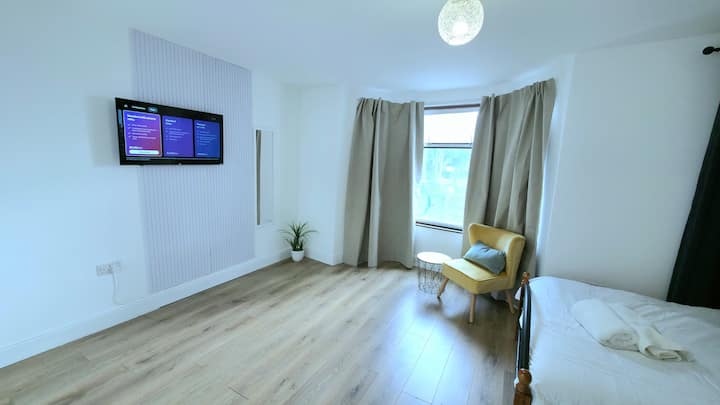 Excel London 9 Bed House - Barking