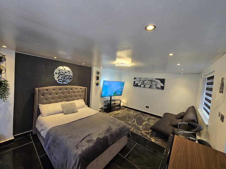 Modern Luxe Studio With Sofa Bed - Luton