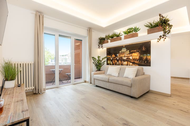 Spacious 2-4p Room • Ensuite, Balcony • Vatican - Rome