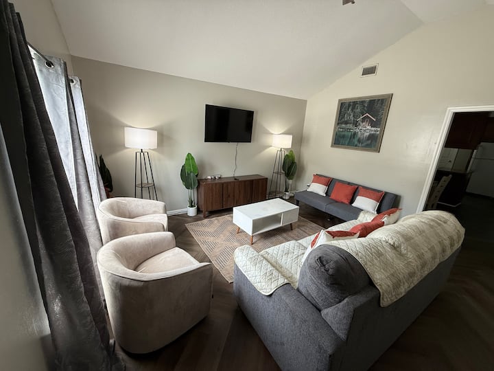 Spacious Family Home – Sleeps 14, Near Vsu & Moody - Valdosta, GA