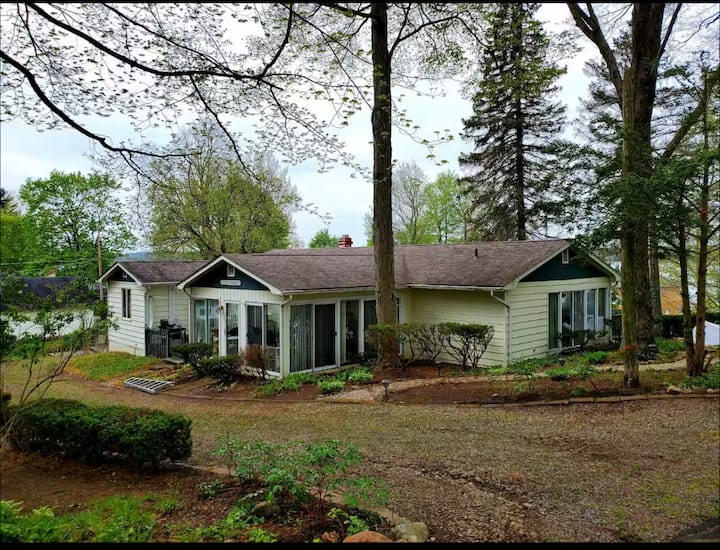 Classic Lake House.  Lake Views! - Conneaut Lake, PA