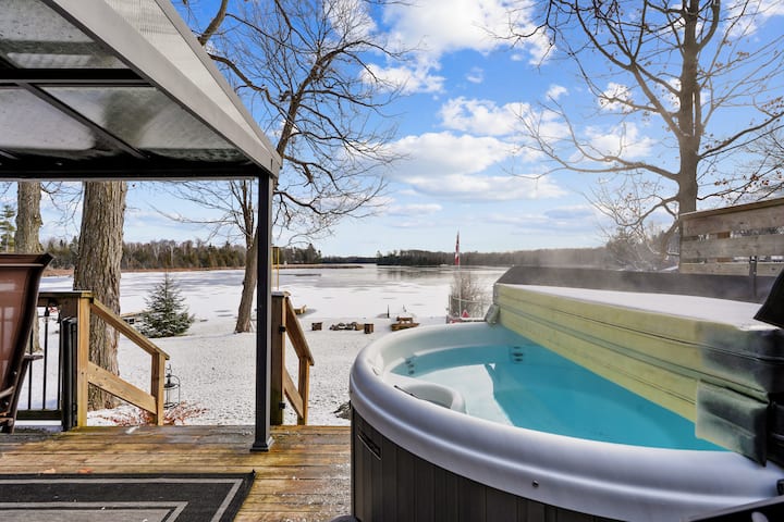 Winter Getaway With Hot Tub - Norwood