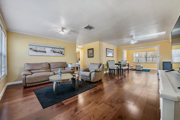 3 Beds And 1.5 Baths Home Near Beaches - Redington Beach, FL