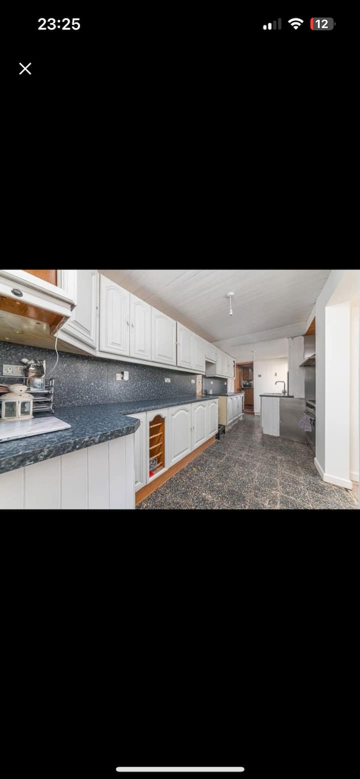 Cozy Family Home - Kettering, UK