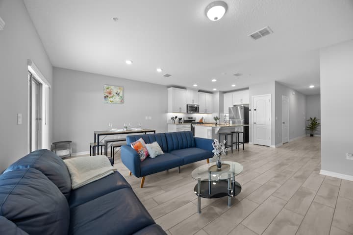 Spacious 3-brd | Pool | Porch | Downtown Sanford - Sanford, FL