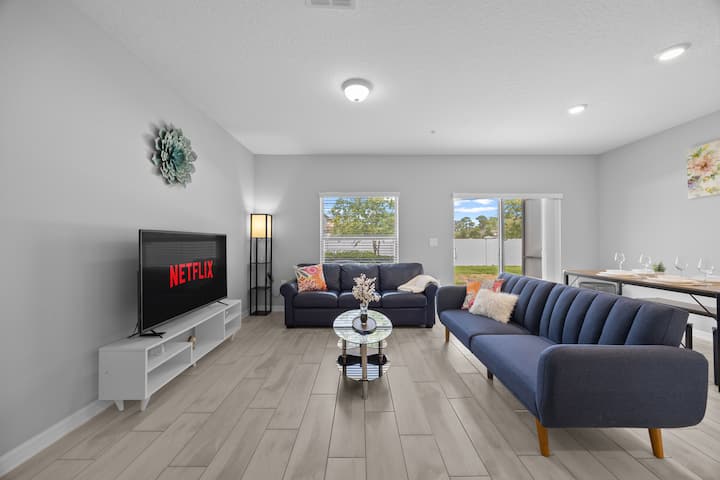 Spacious 3-brd | Pool | Porch | Downtown Sanford - Little Lake Laurie, Heathrow