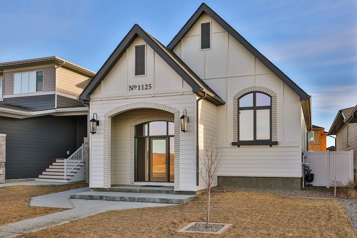 Modern, Private, Bright Home Near Playground - Lethbridge