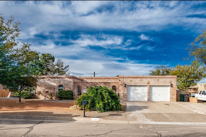 Modern Comfort Near It All - Río Rancho, NM
