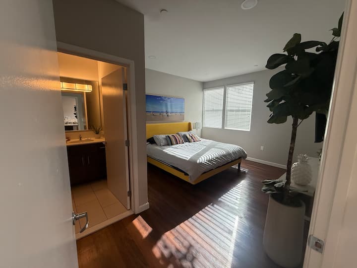 Spacious 3 Bedroom Venice Beach - Santa Monica, CA