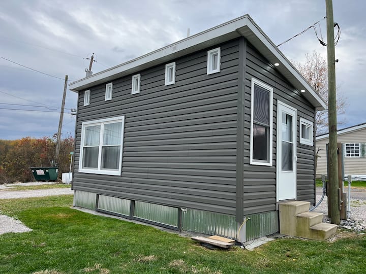 Cozy ‘On-grid’ Cabin With Free High Speed Wifi. - Beaver Creek State Park, East Liverpool