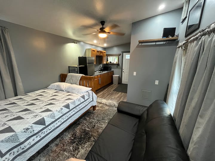 Cozy ‘On-grid’ Cabin With Free High Speed Wifi. - Beaver Creek State Park, East Liverpool