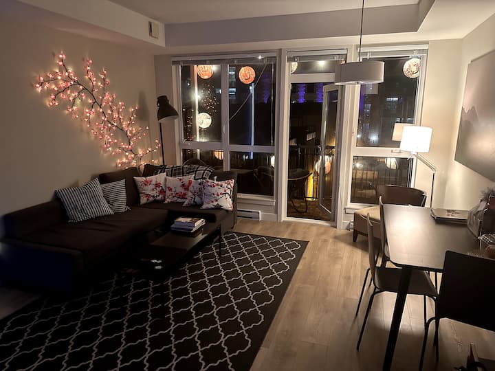 Modern Chinatown Condo Patio View + Downtown Walks - Victoria