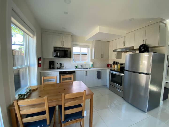 Modern 2br Home | A/c + Parking - Burnaby