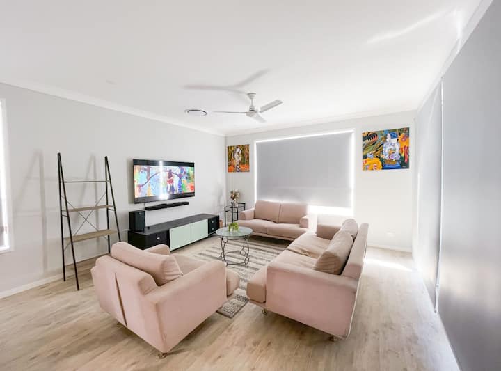 Cosy Master Bedroom + En-suite - North Coast