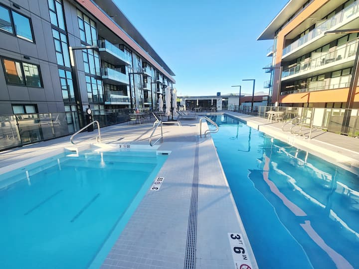 New Luxury Beachfront Escape With Pool And Hottub - Kelowna