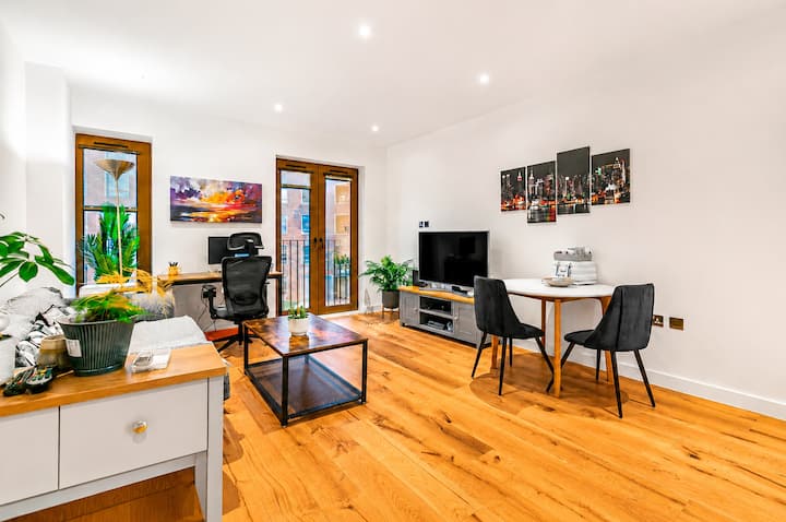 Stylish Apartment With Spacious Living & Kitchen - St Albans