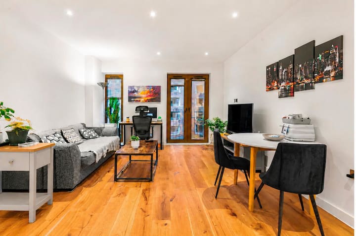 Stylish Apartment With Spacious Living & Kitchen - St Albans, UK
