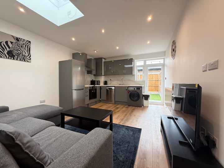 Stylish 2-bed Retreat|private Garden|free Parking - 하예스