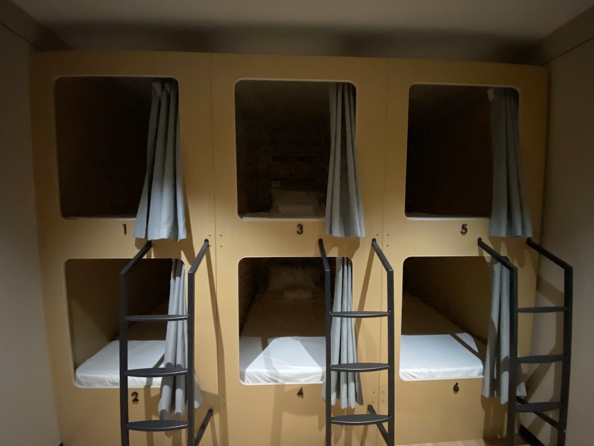 Capsule pour hommes avec 6 lits | Calme et propre - Auberges de ...