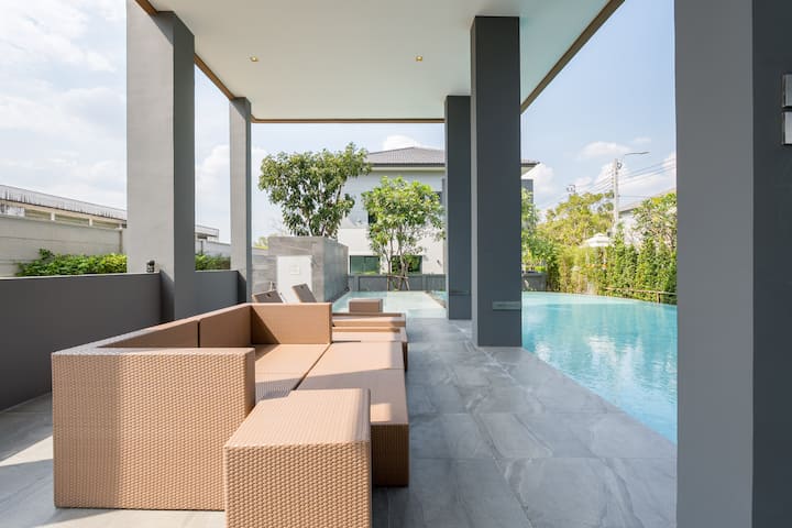 Nomad Paradise · Canal Temples · 75" Tv - Bang Yai