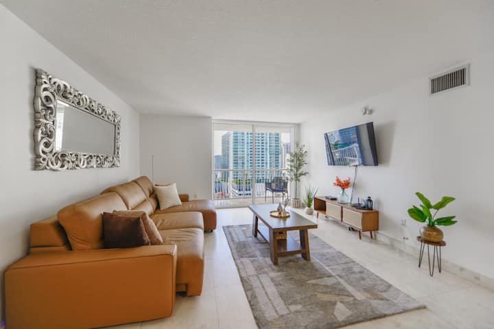 Spacious & Bright 3 Bedroom + Balcony/free Parking - Miami